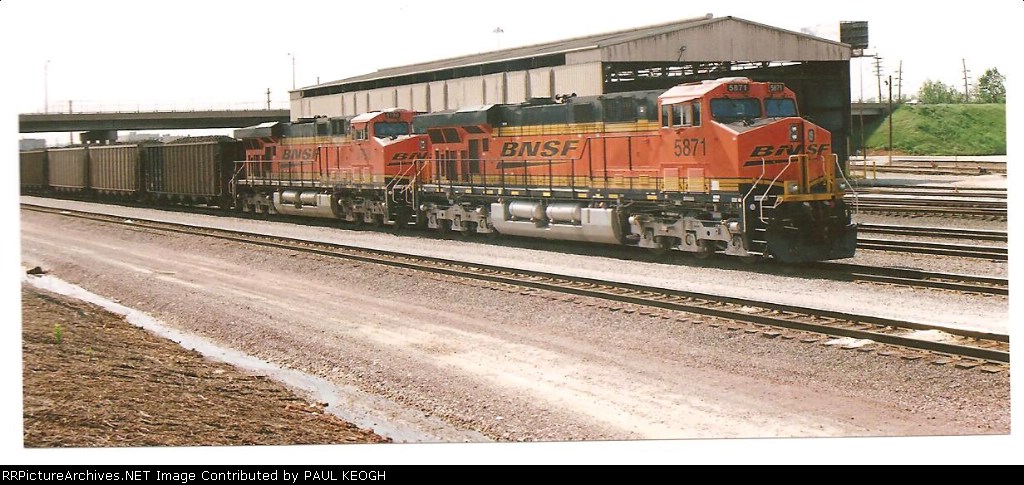 BNSF 5871 and BNSF 5798 lead a southbound coal.